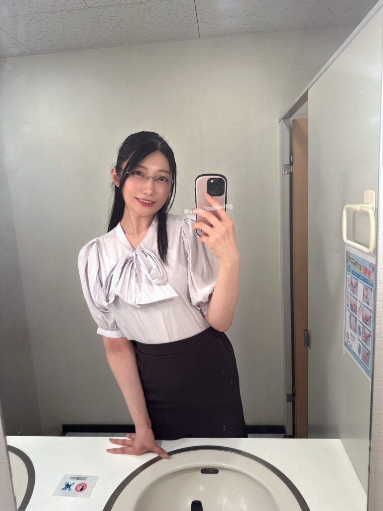 SOD社員秘書【守屋よしの】25歳がAVデビューしファンティアとFC2が身バレ！ - 夢の世界へようこそ