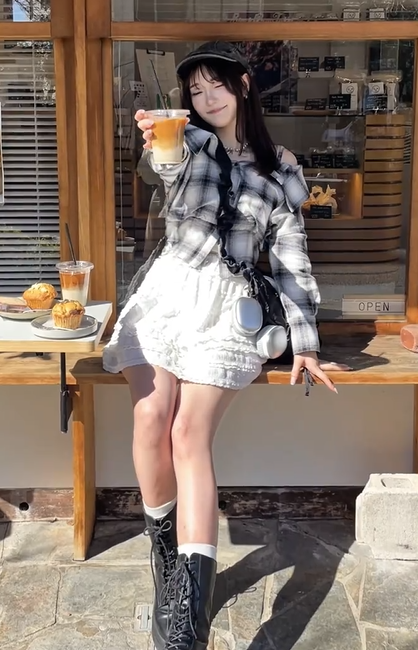 SNSインフルエンサー【もえぱん】FC2に出演しAVデビューが身バレ！ - 夢の世界へようこそ